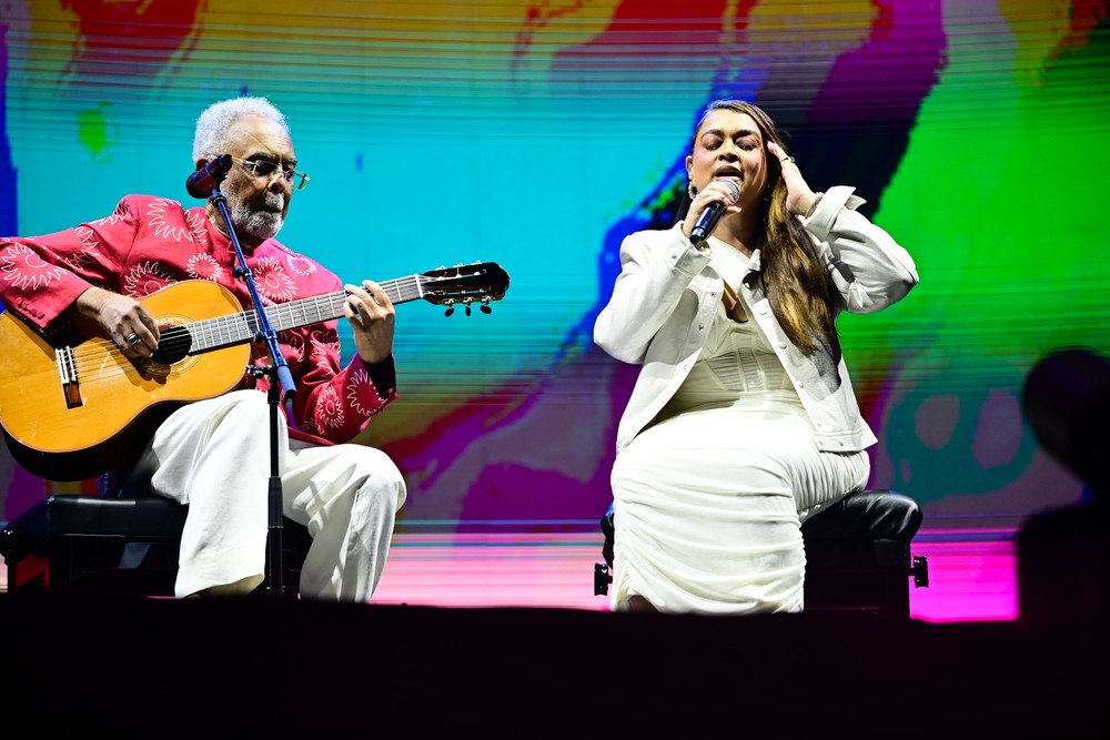 Preta Gil emociona fãs ao subir ao palco e cantar com o pai, Gilberto ...