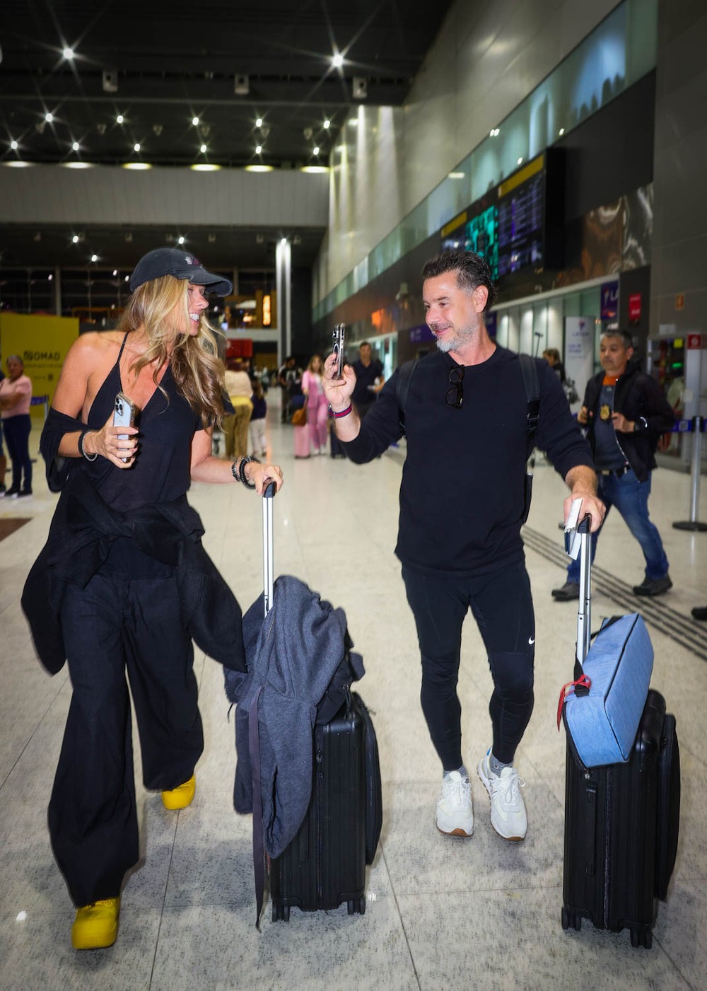 Adriane Galisteu dá beijo em fã antes de embarcar com muitas malas para ...
