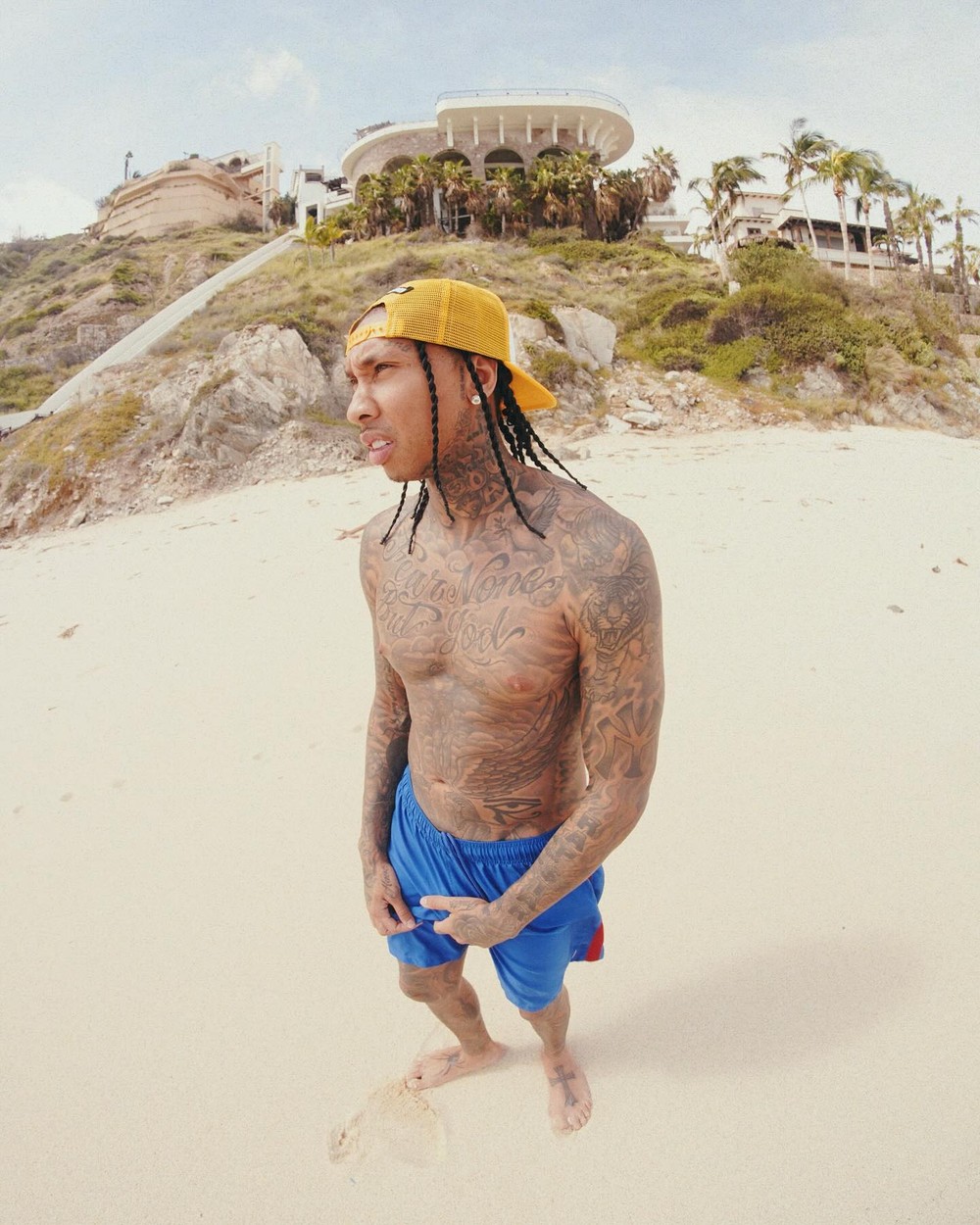 Rapper Tyga posa foto pelado em dia de praia