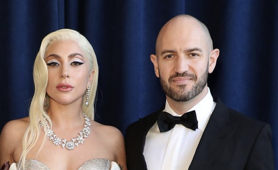 Empresário de Lady Gaga surge em varanda do Copacabana Palace apontando ...