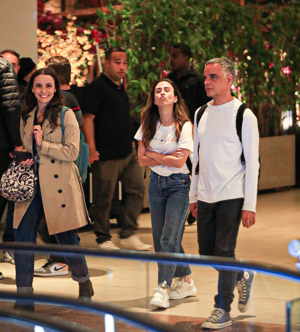 Tata Werneck joga beijo para paparazzi em passeio com Débora Falabella ...