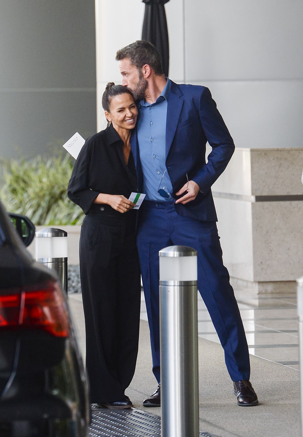 Após mãos dadas de JLo e Matt Damon, Ben Affleck dá beijo na esposa do ...