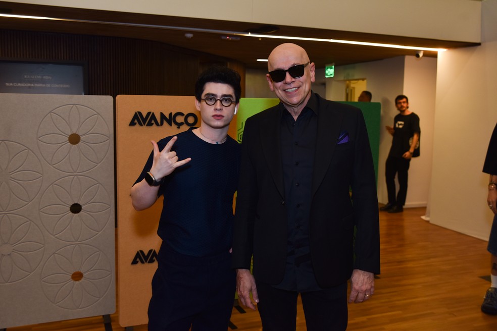 Leandro Karnal faz aparição pública rara com o marido, o cantor Vitor Fadul