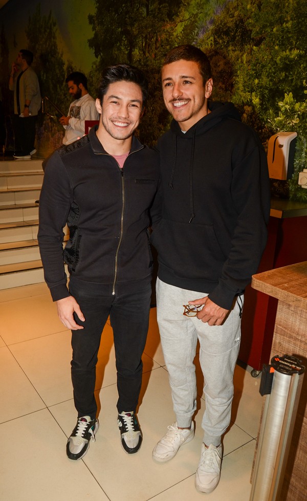 Ginasta Arthur Nory faz rara aparição com o namorado, João Otávio Tasso