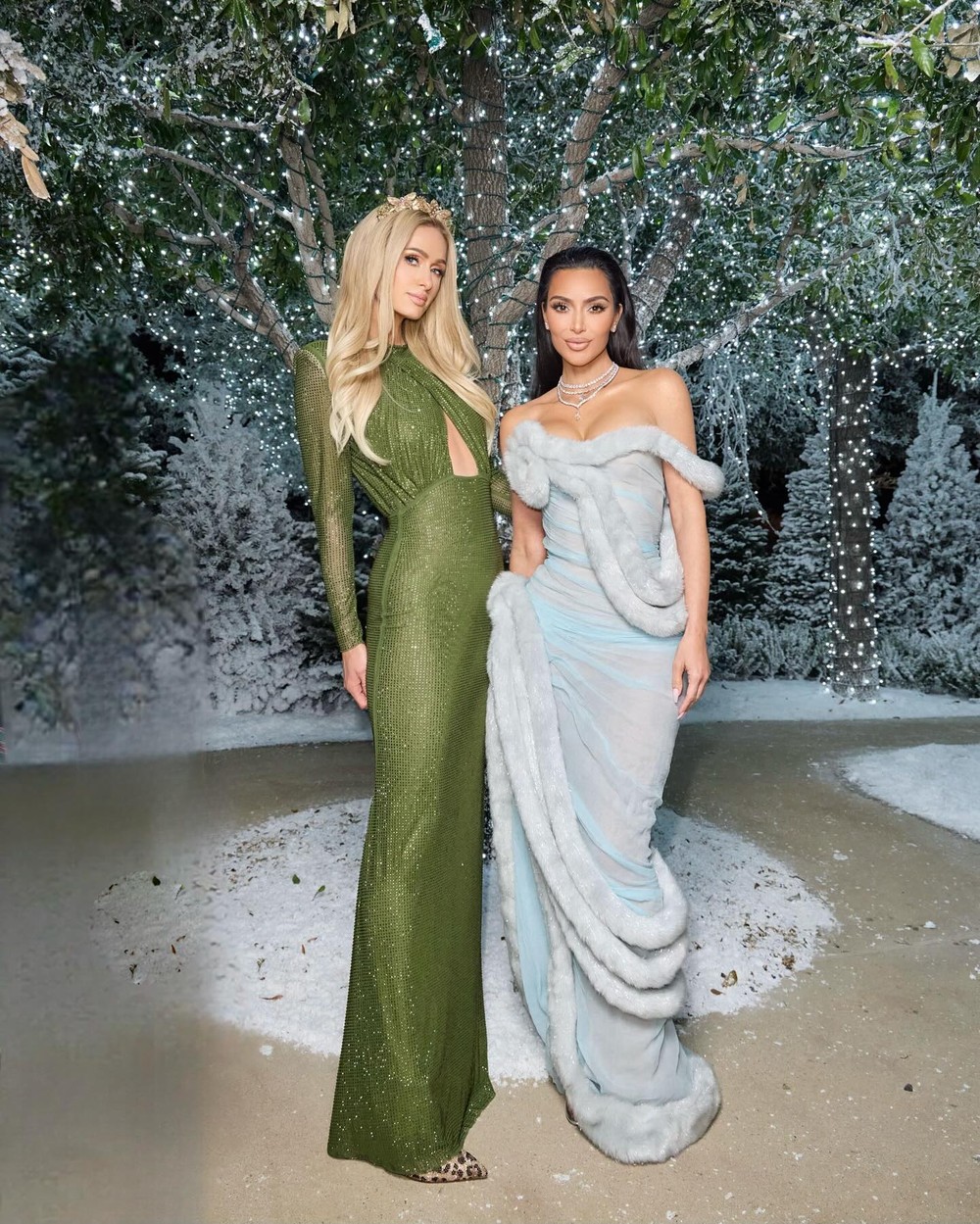 Paris Hilton mostra diversão na neve em Natal com Kim Kardashian