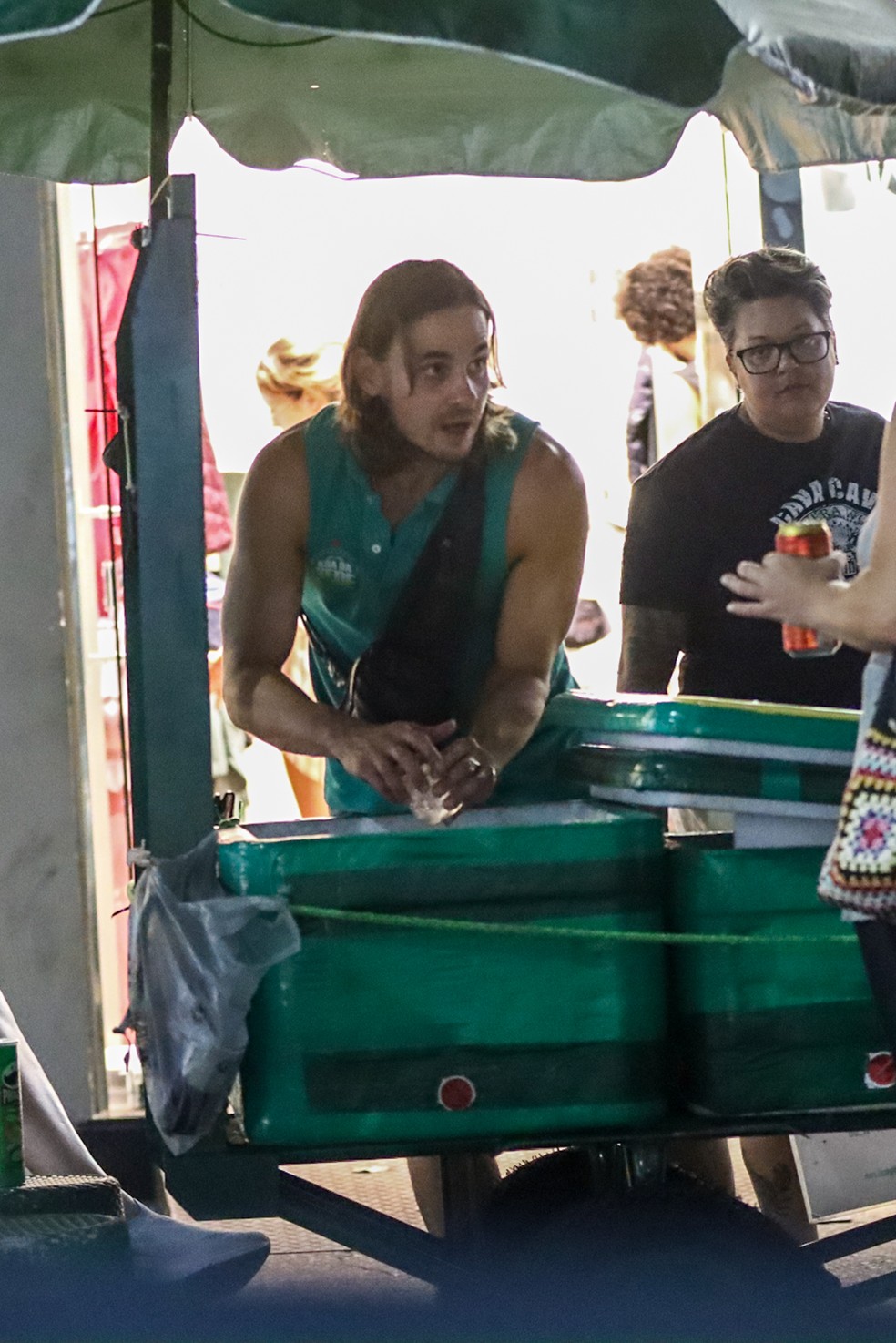 Ex-Malhação Daniel Erthal é fotografado com seu carrinho de bebidas no Rio