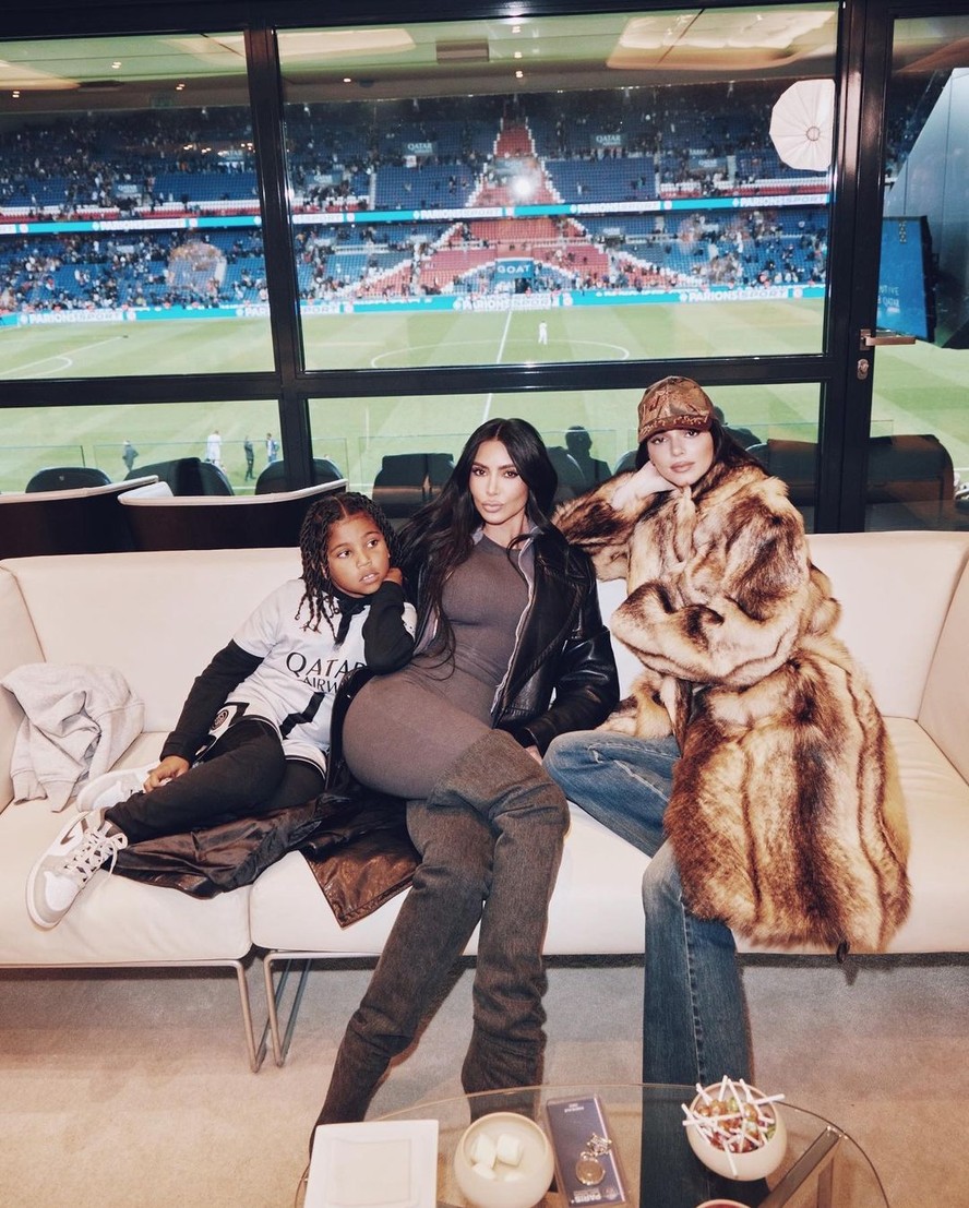 Kim Kardashian leva filho e a irmã Kendall Jenner para jogo do PSG em Paris