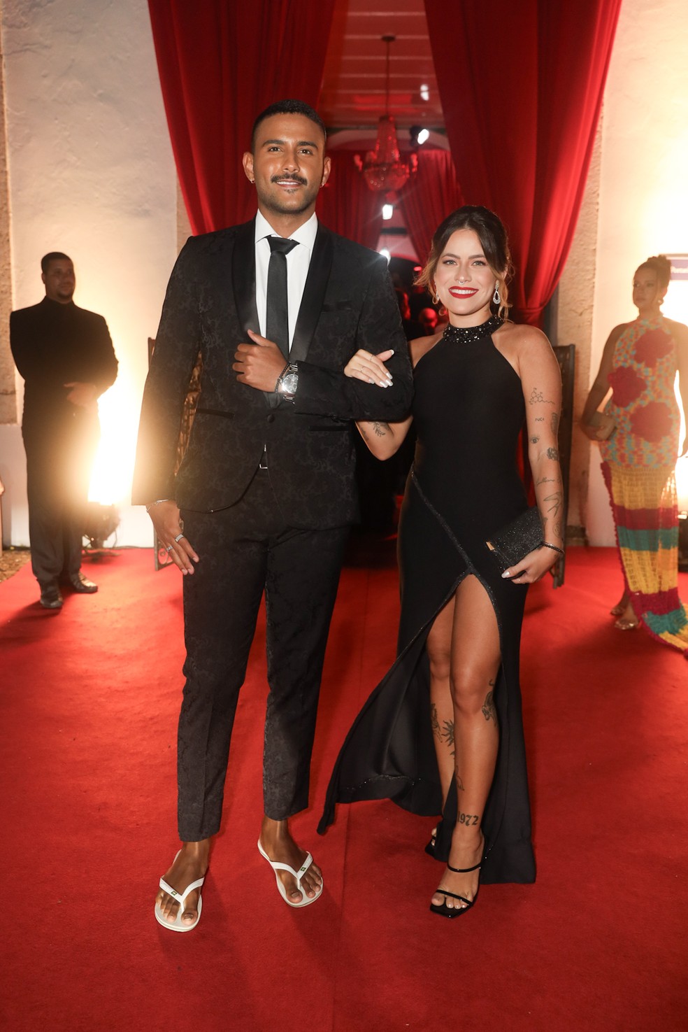 Lucas Pizane usa chinelo em evento de gala de Léo Santana em Salvador