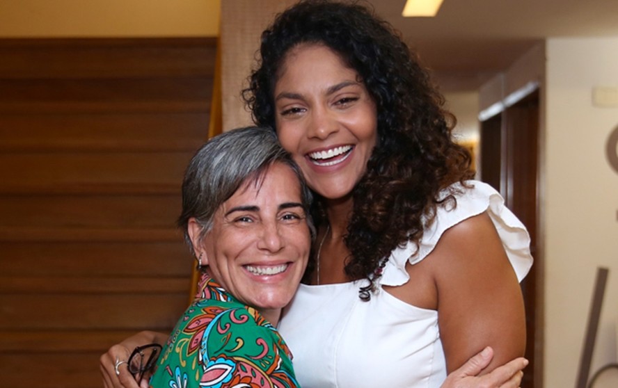 Rivais em 'Terra e Paixão', Gloria Pires e Barbara Reis se abraçam em ...