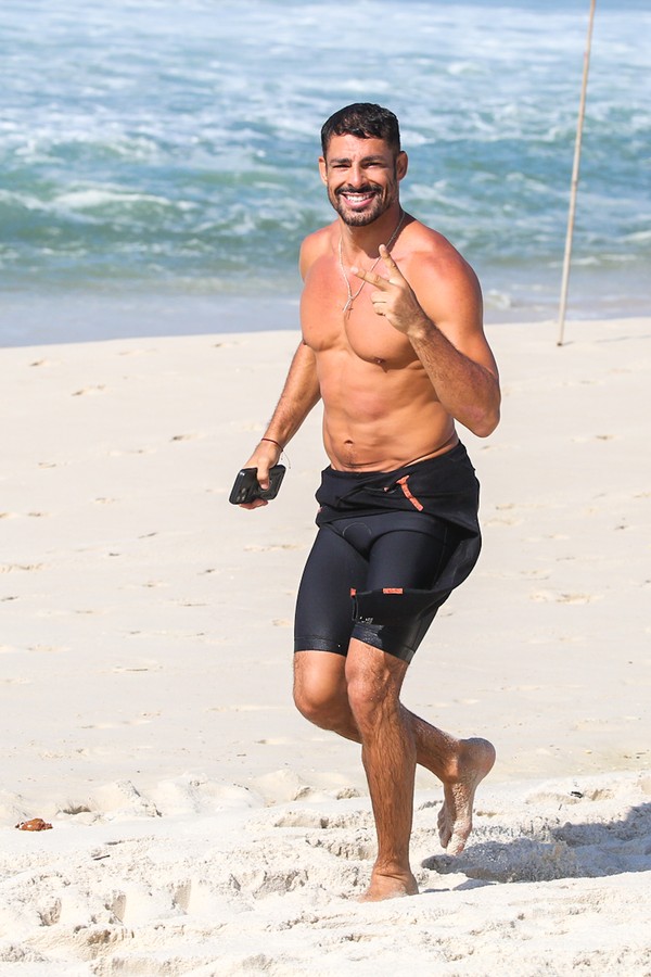 Cauã Reymond mostra o shape e encara ondas em dia de calorão no Rio