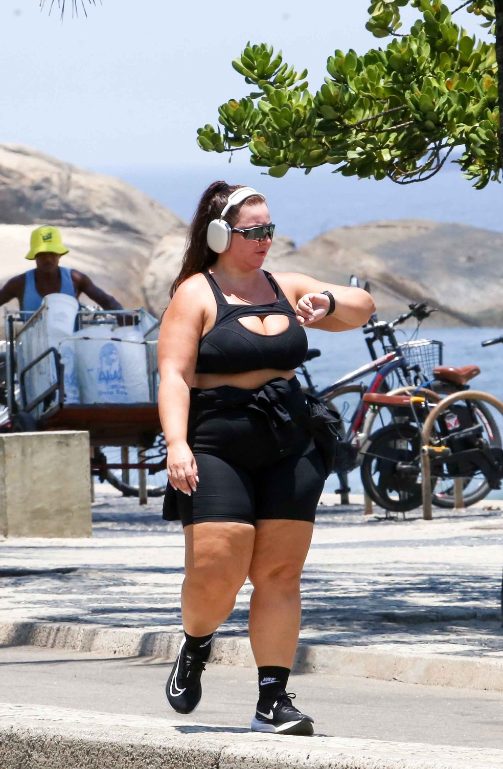 Letticia Munniz aproveita dia de sol para correr na orla de Ipanema; fotos