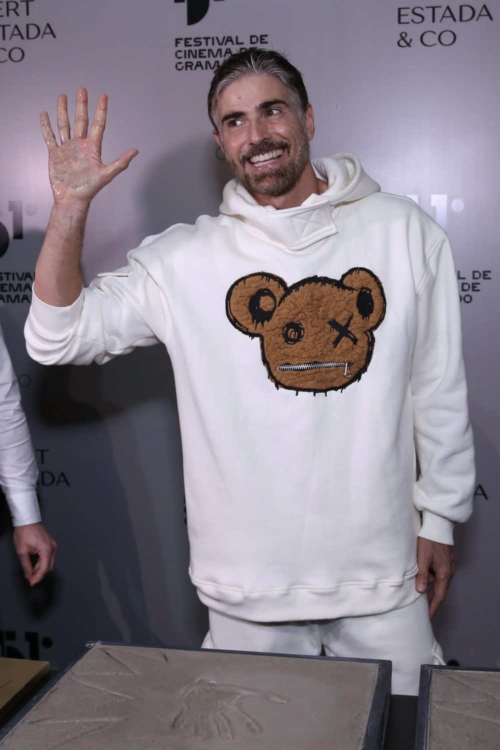 Grazi Massafera usa vestido de luxo e Reynaldo Gianecchini vai de moletom ao red carpet de ...