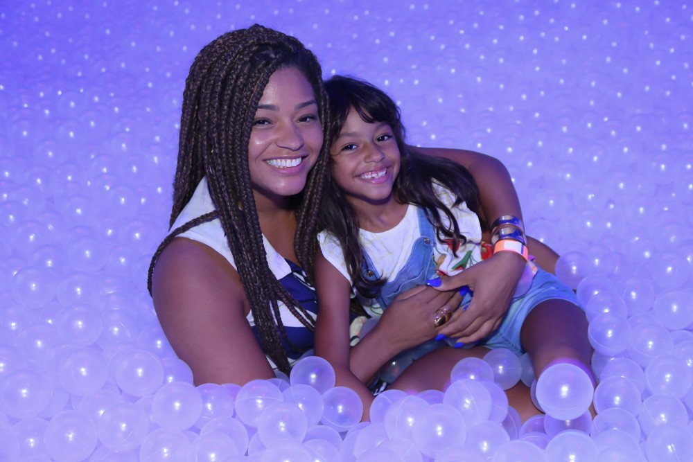 Sheron Menezzes, Débora Nascimento e mais levam filhos à exposição ...