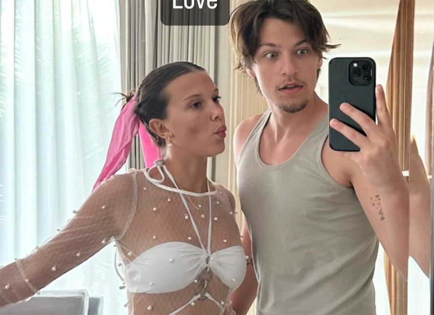 De biquíni branco, Millie Bobby Brown faz charme em clique com o noivo, filho de Bon Jovi