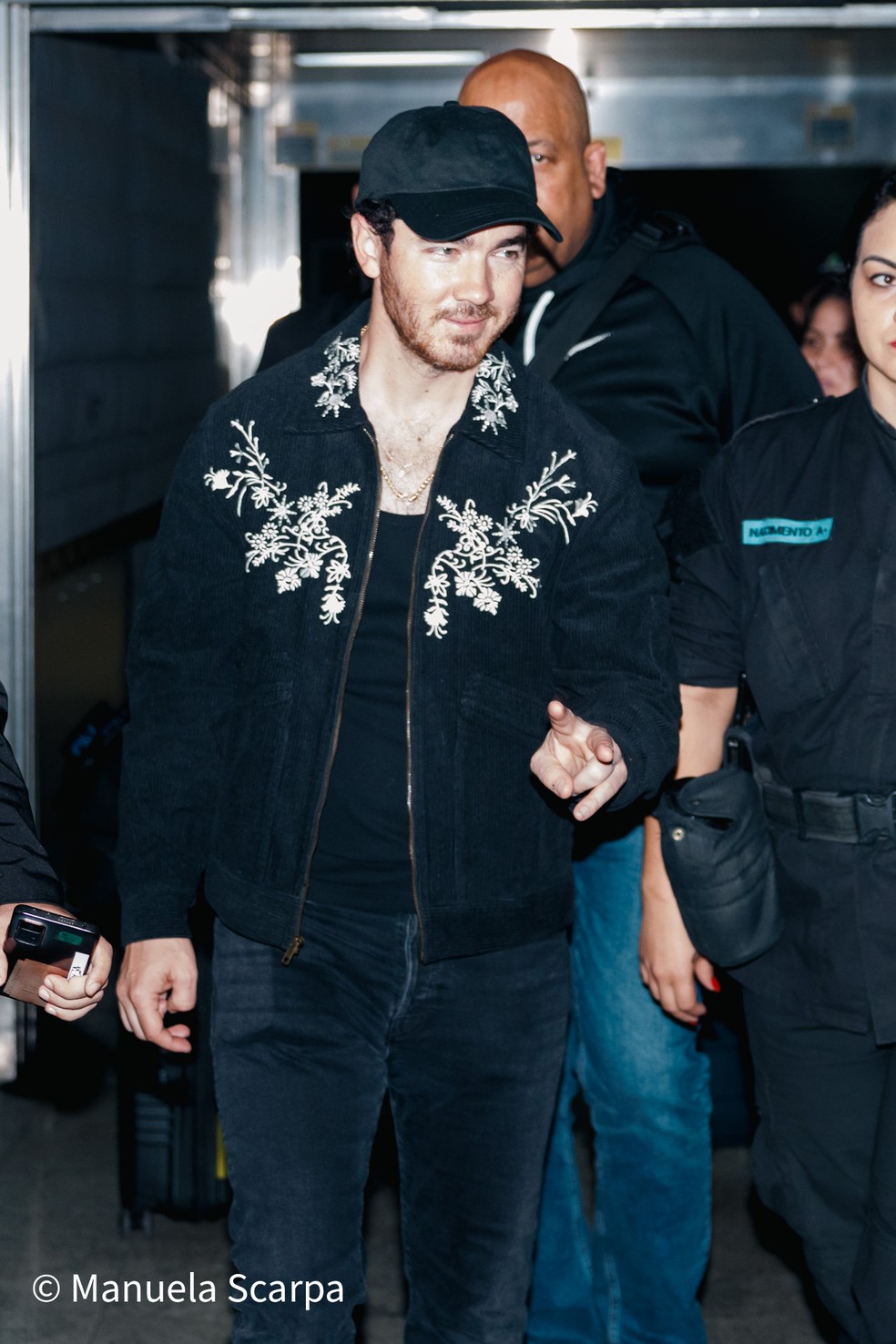 Nick, Joe e Kevin Jonas, da banda Jonas Brothers, desembarcam em São Paulo