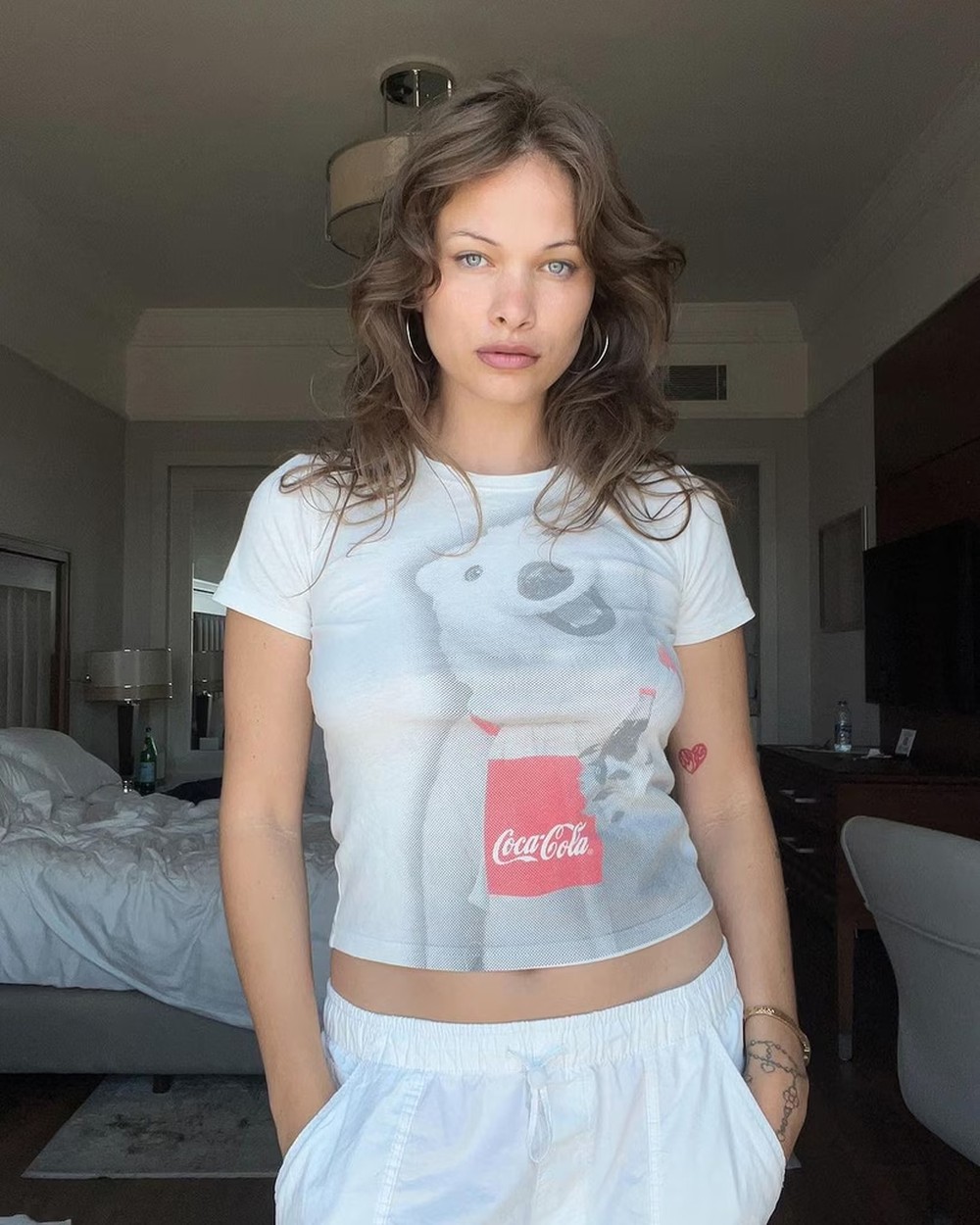 Divulgada a causa da morte da influencer e atriz Eva Evans, de 29 anos