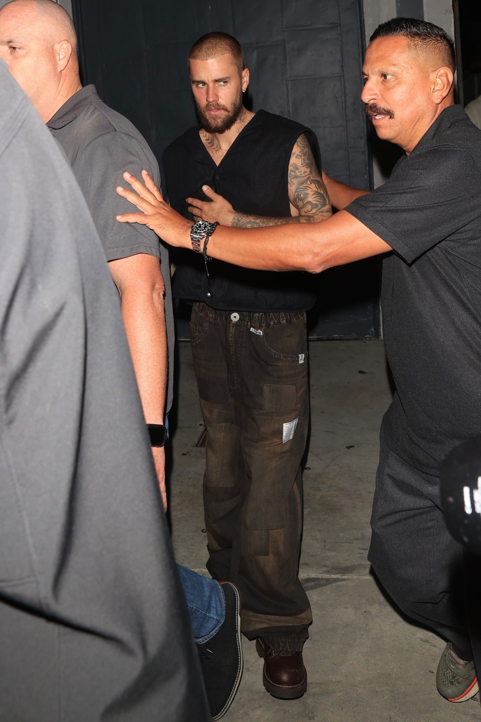 Justin Bieber faz cara feia para segurança que encostou nele após culto ...