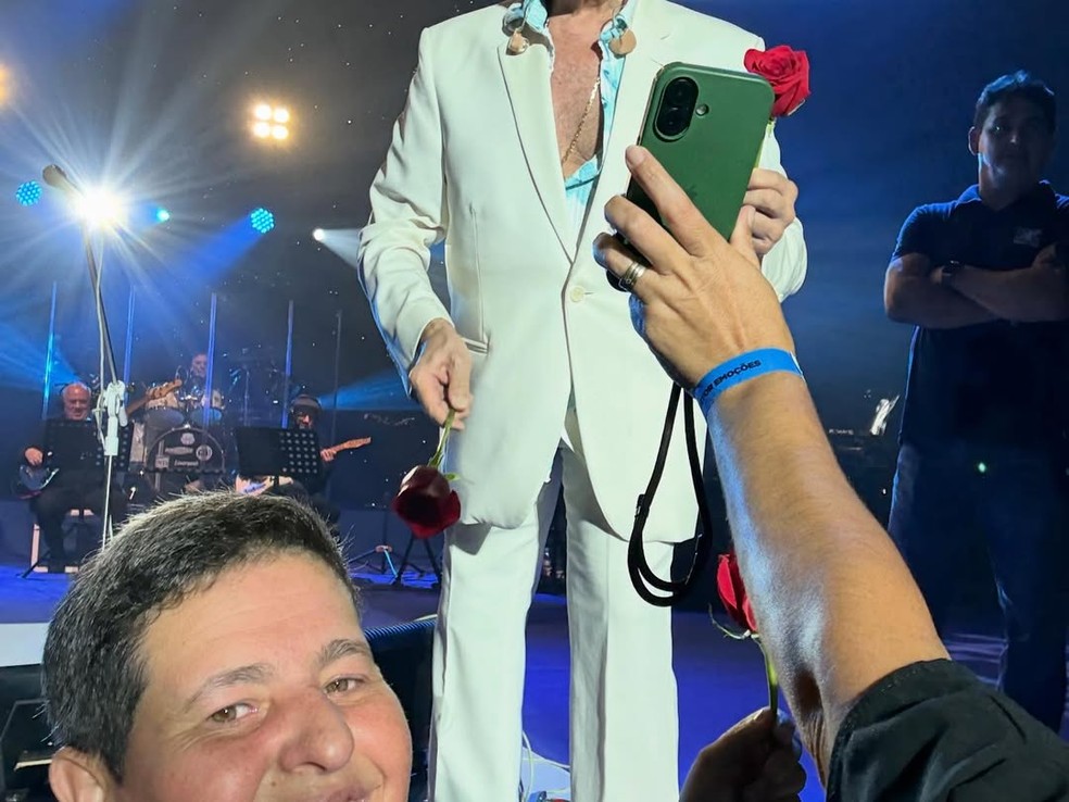 Claudia Rodrigues ganha noite romântica da esposa: 'Levei para namorar'