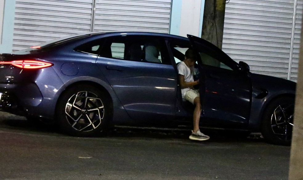 Com carro de R$ 230 mil, Eike Batista curte passeio com o filho de 11 anos
