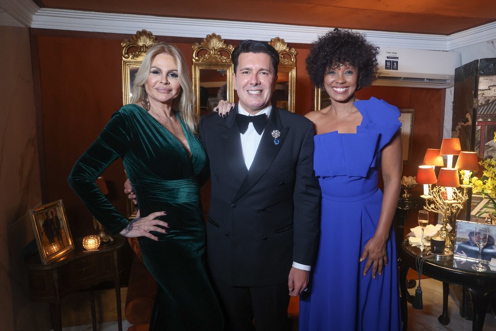 André Ramos reúne amigos famosos em festão de aniversário black tie