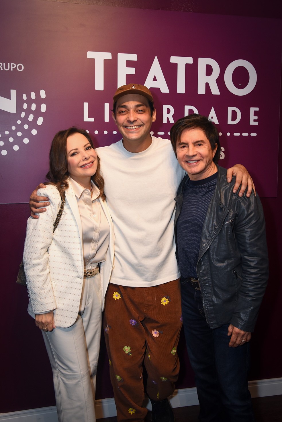 Xororó e Noely prestigiam Eduardo Sterblitch em musical em São Paulo; fotos