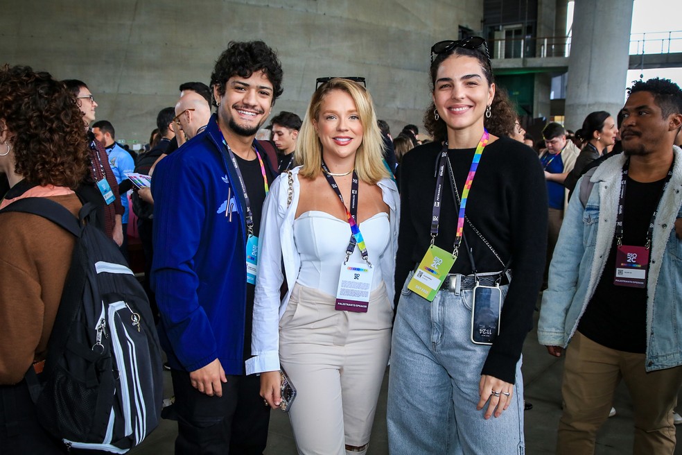 Juliana Paes usa boné de Senna e é prestigiada por famosos na Rio 2C
