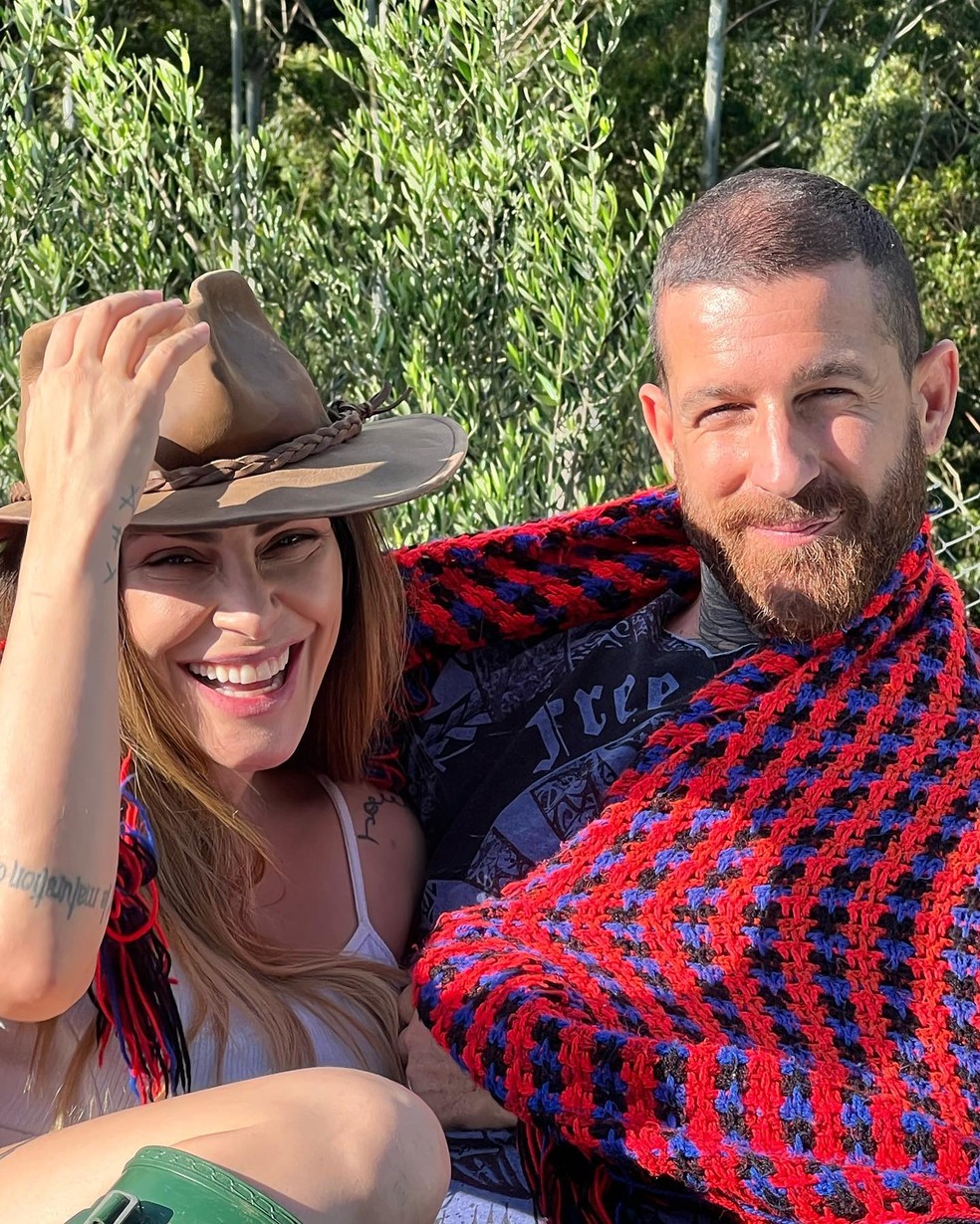 Cleo posa de look decotado arrasador e marido 'baba': 'Maravilhosa! Te amo'