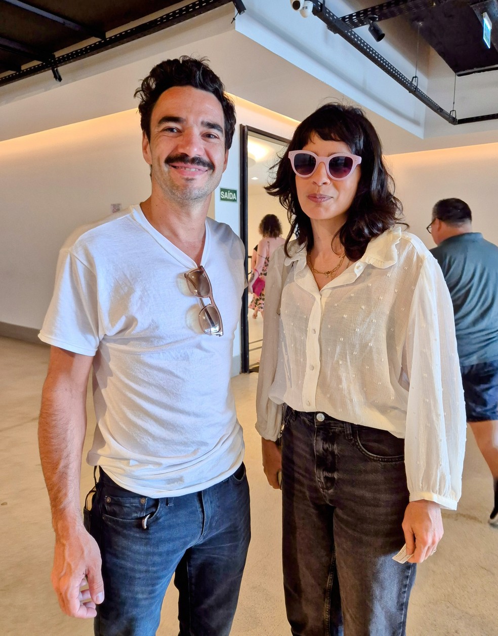 Maria Ribeiro e Caio Blat vão juntos a zona eleitoral para votar