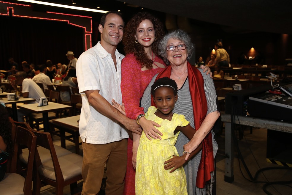 Leandra Leal faz aparição rara com a mãe, o marido e a filha