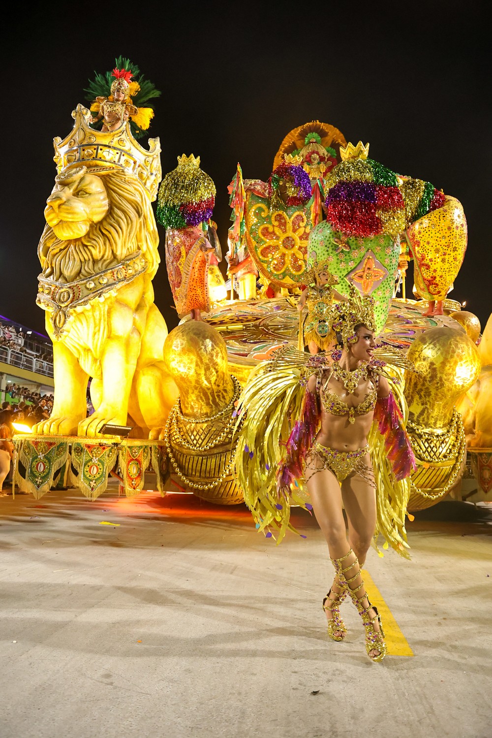 Alane Dias faz passo que virou marca registrada no desfile pela Grande Rio