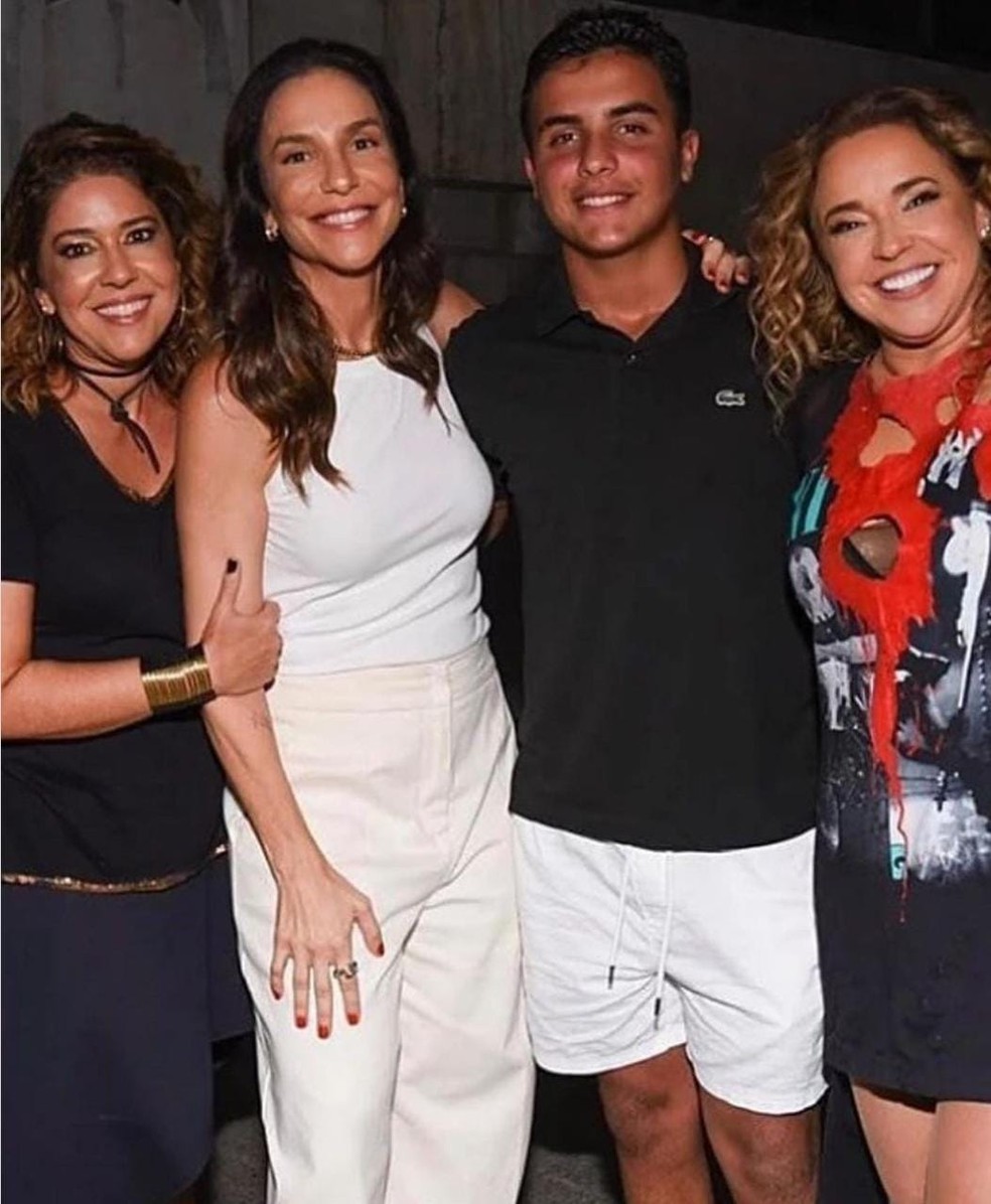 Ivete Sangalo curte show de Gilberto Gil agarradinha com o filho, Marcelo