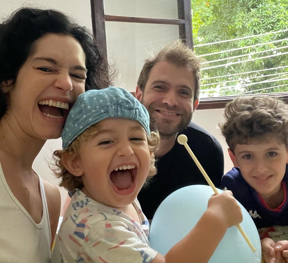 Maria Flor reflete sobre os desafios de de educar o filho longe do ...