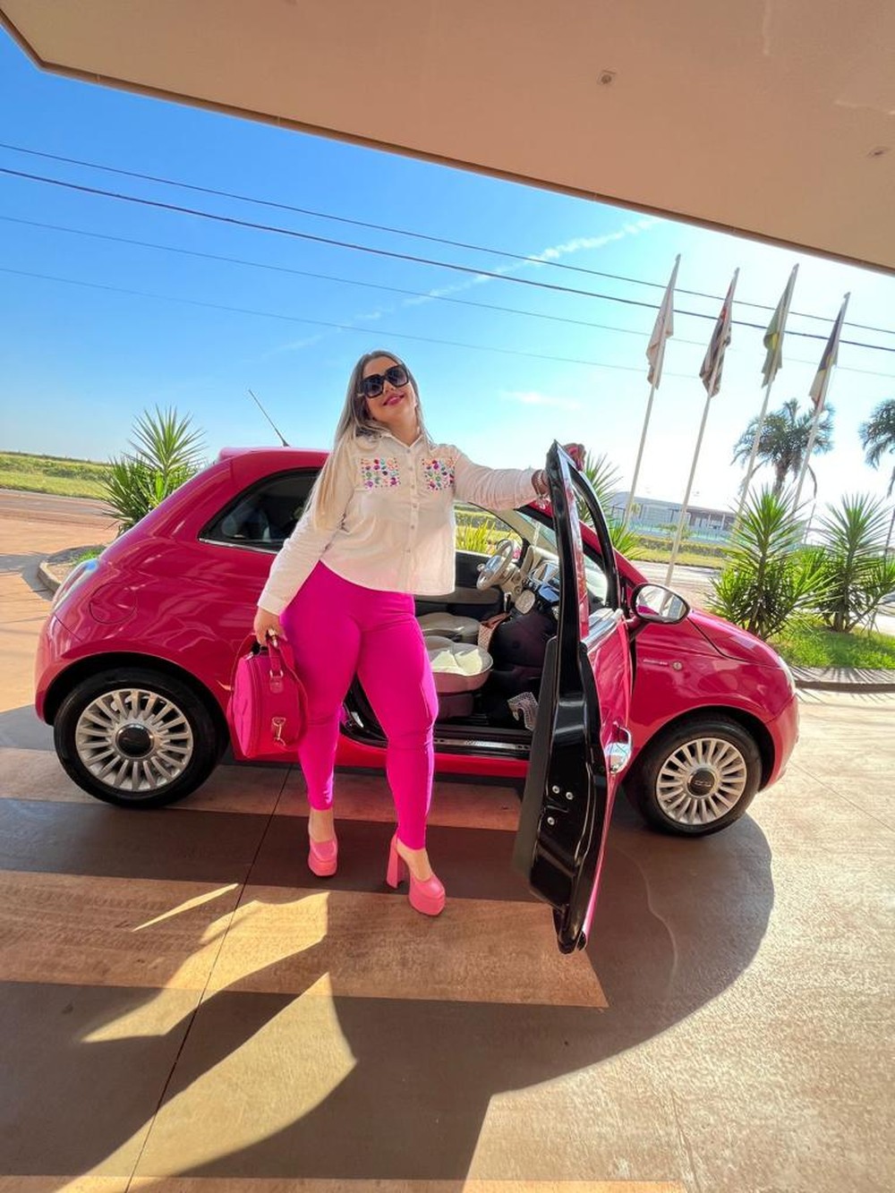 Influencer Débora Porto gasta R$ 16 mil para transformar veículo preto ...