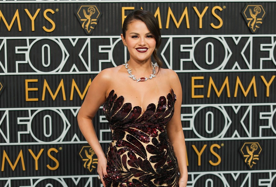 Selena Gomez chega ao Emmy com colar milionário e vestido de 450 mil paetês