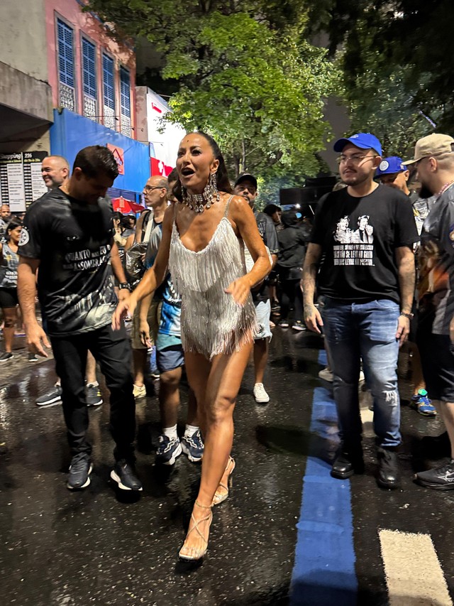 Debaixo de forte chuva, Sabrina Sato samba muito em ensaio de rua da ...