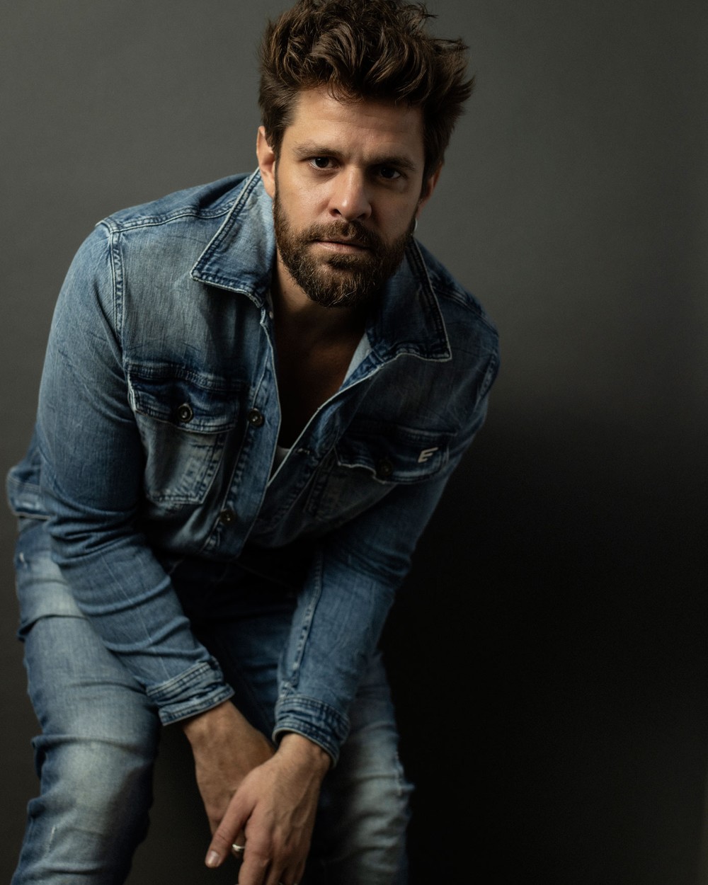 Alejandro Claveaux avalia trajetória artística e celebra liberdade para expor sexualidade