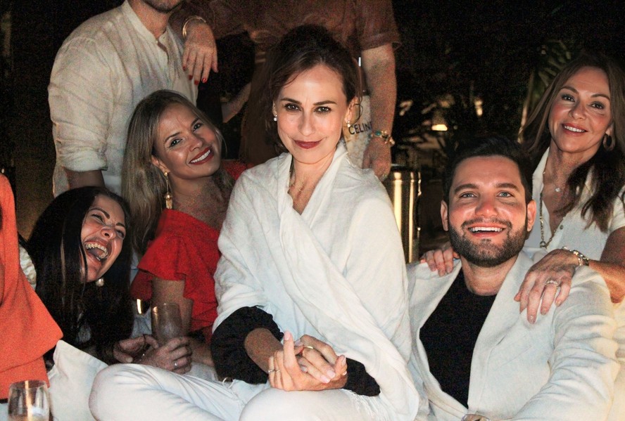 Após 17 anos fora do Brasil, Daniela Escobar tem encontro com amigos no Rio
