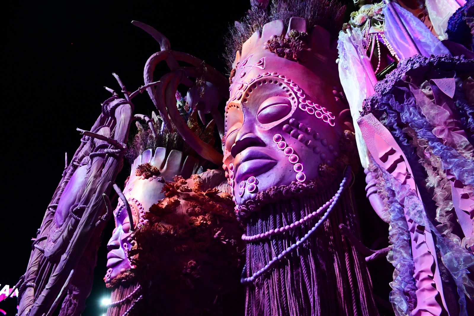 Lore Improta celebra mais um desfile como musa da Viradouro: 'Lugar ...