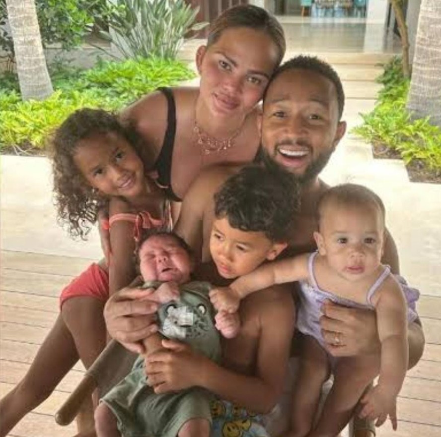 Chrissy Teigen e John Legend são criticados porque filho de 5 anos nunca comeu vegetal