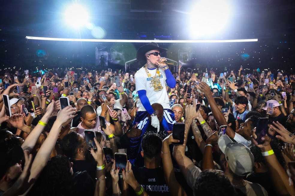 MC Daniel faz aparição pública rara com mãe e os dois irmãos