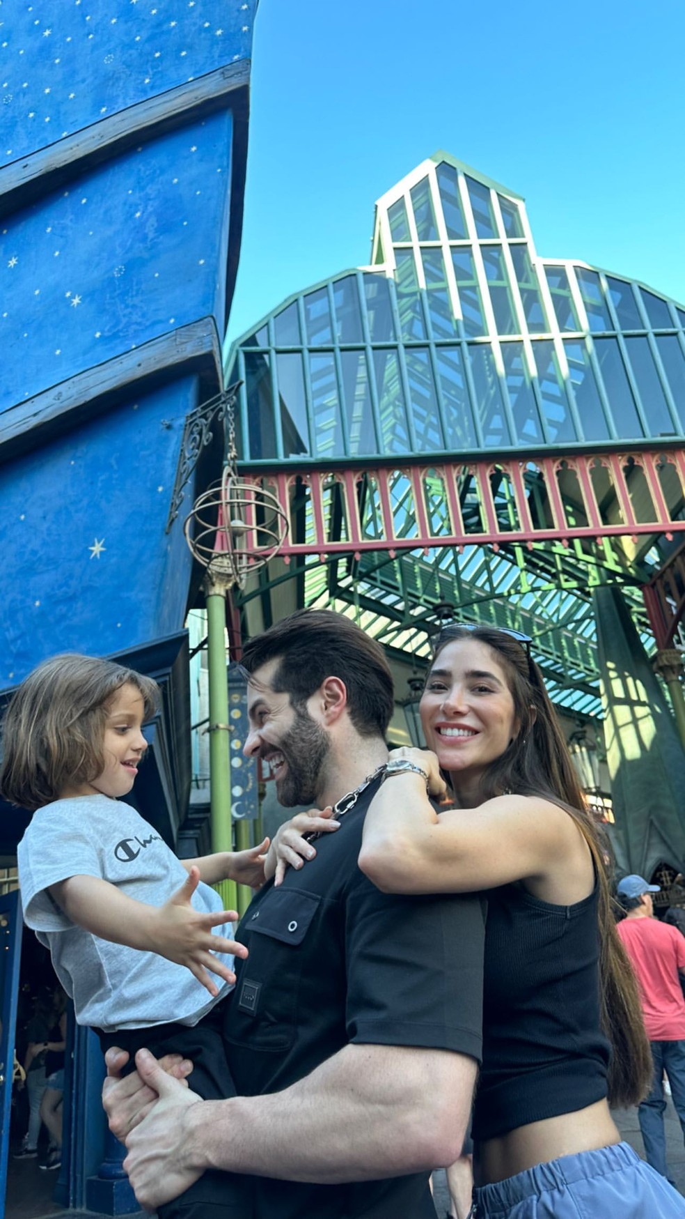 DJs e gêmeos, Alok e Bhaskar curtem parque em Orlando com irmã ...