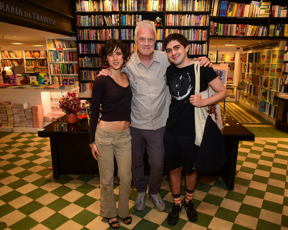 Pedro Bial faz aparição rara com o filho, José Bial, e a nora