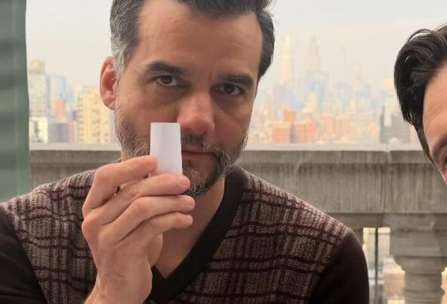 Wagner Moura posa com astro da Marvel em Nova York e web vai à loucura