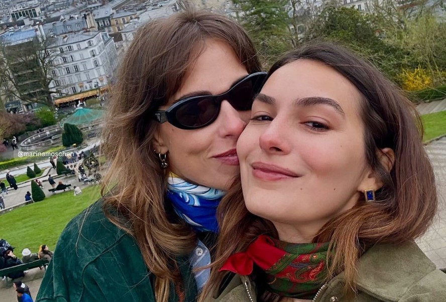 Marina Moschen ganha chamego da namorada, Emília Sauaia, em Paris