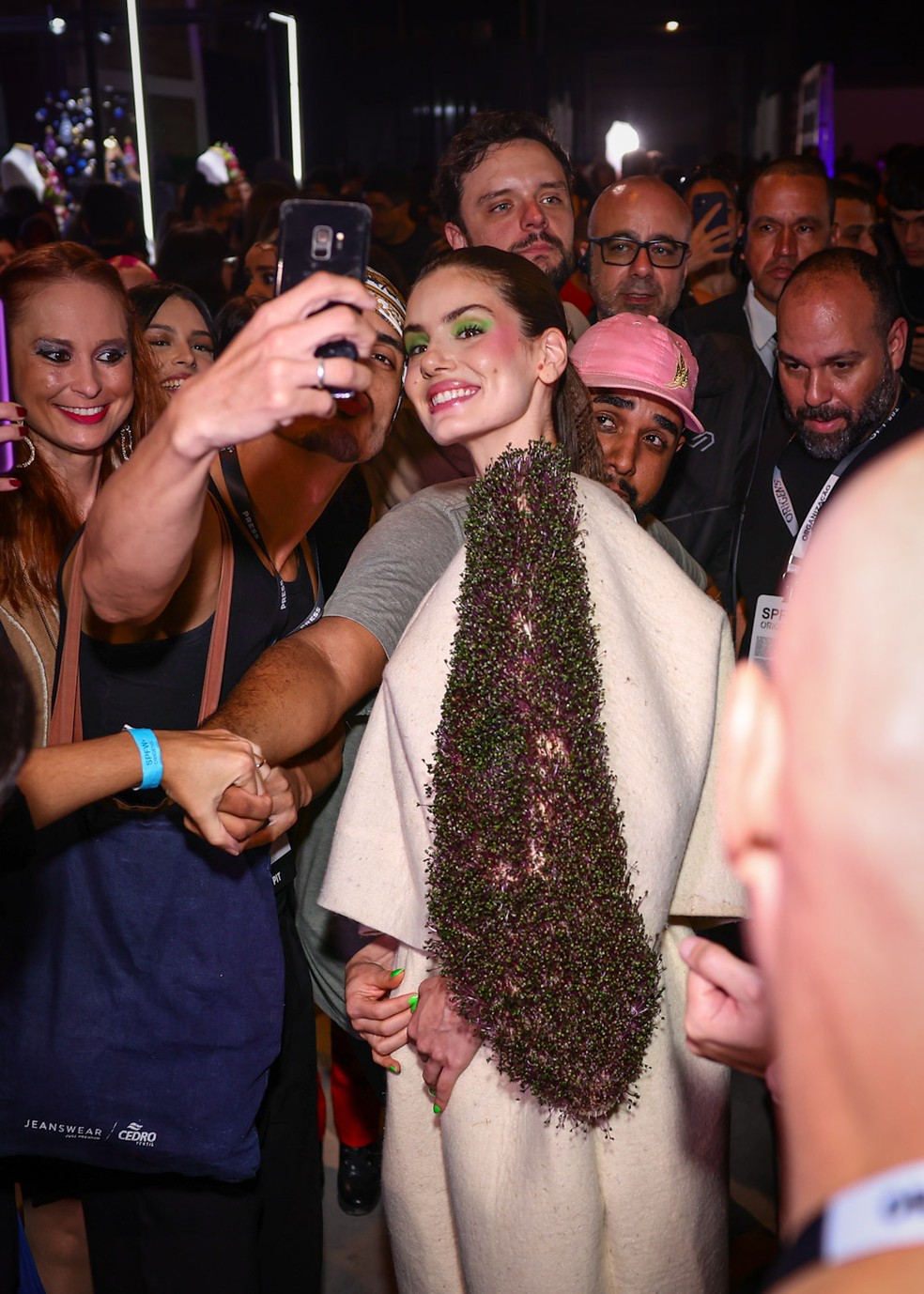 Camila Queiroz desfila na SPFW com look de planta cultivada no tecido