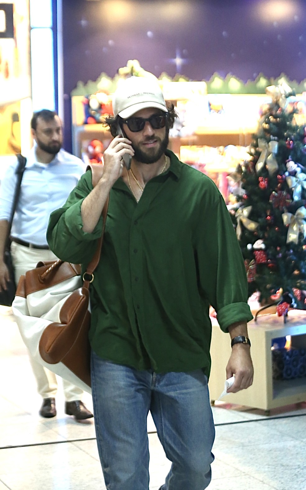 Chay Suede aposta em look casual para desembarcar no Rio e interage com ...