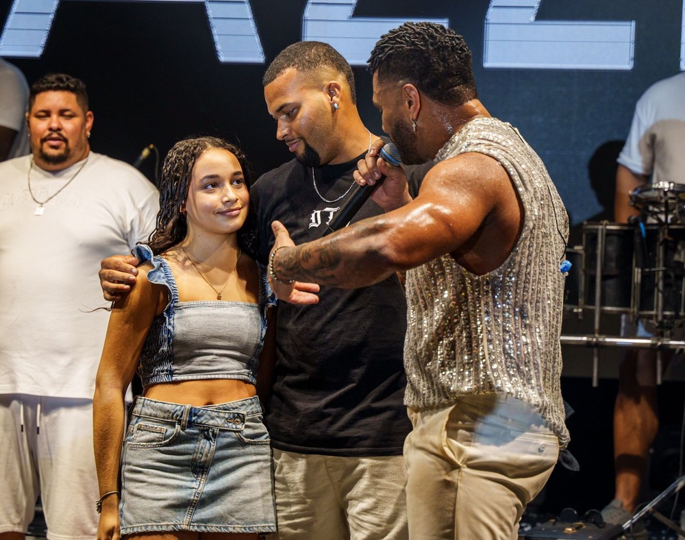 Scheila Carvalho cai na dança e se declara a Tony Salles durante show