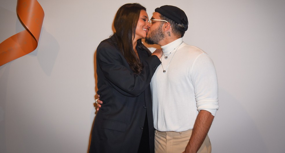 Alane troca beijos e carícias com Fran Gil após assumir romance; fotos