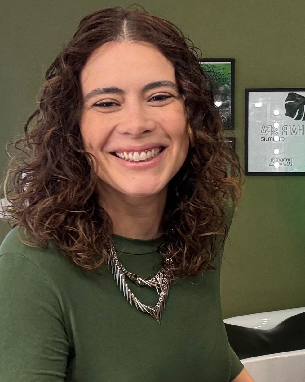 Michelle Loreto exibe cachos e reflete sobre aceitação: '40 anos para ...