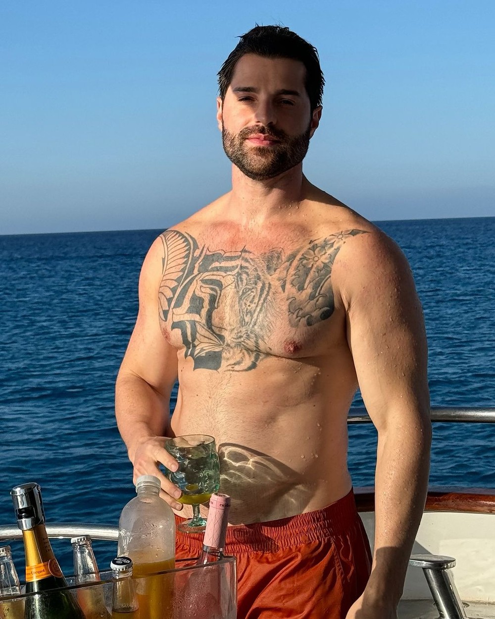 Alok beija a esposa durante viagem de família para Ibiza; fotos